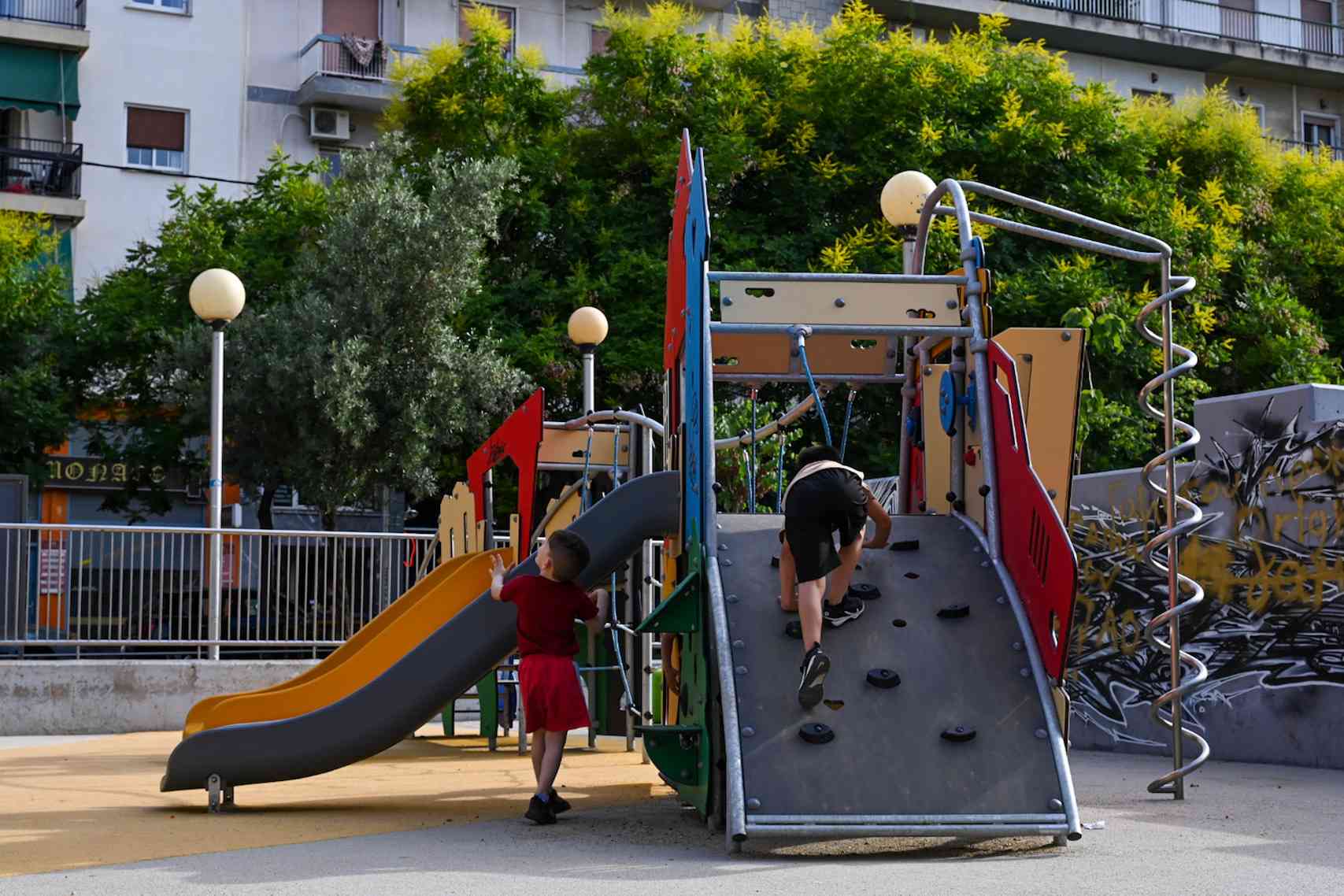 Η παιδική χαρά της Αθήνας που μεταμορφώθηκε σ’ ένα πραγματικό στολίδι ...