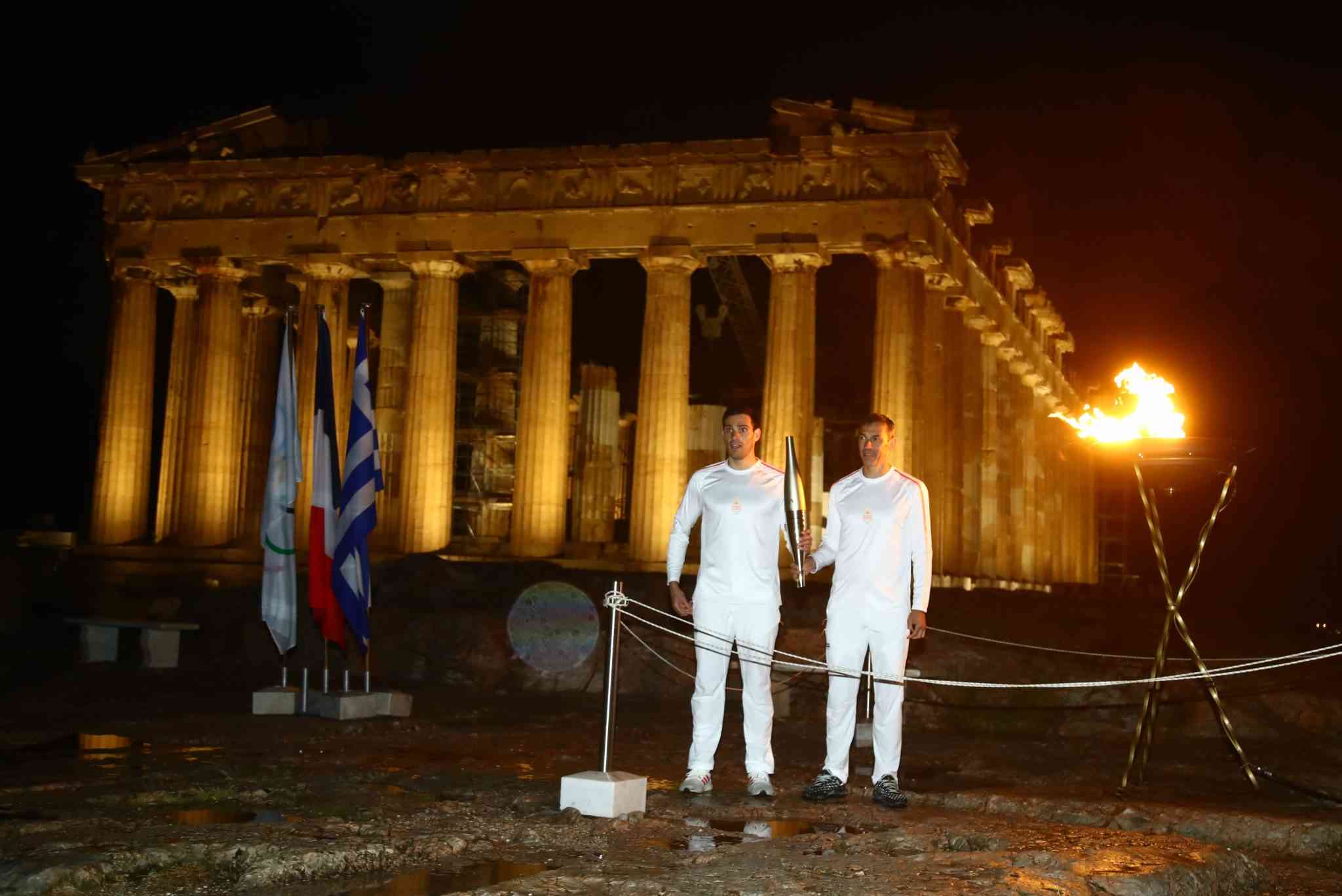 Η Ολυμπιακή φλόγα στον Ιερό Βράχο της Ακρόπολης (ΦΩΤΟ + VIDEO ...